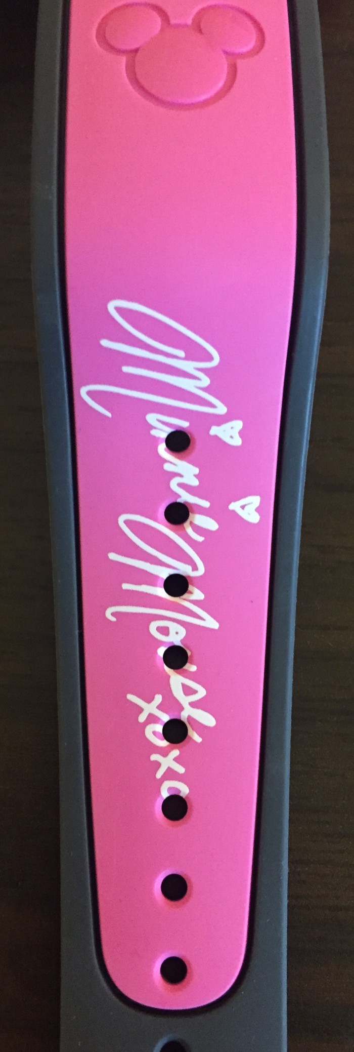 Here's a picture of the new Minnie Mouse Signature MagicBand - Disney ...